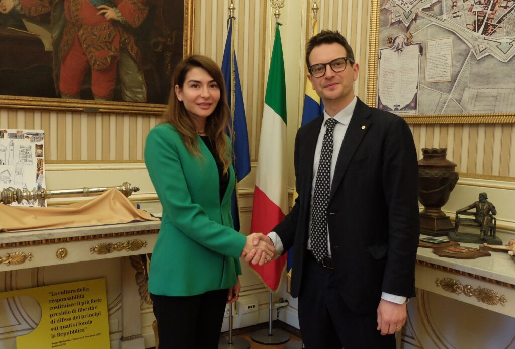 Foto Notizia: L’incontro del sindaco Guerra con Laura-Nicoleta Nasta ...